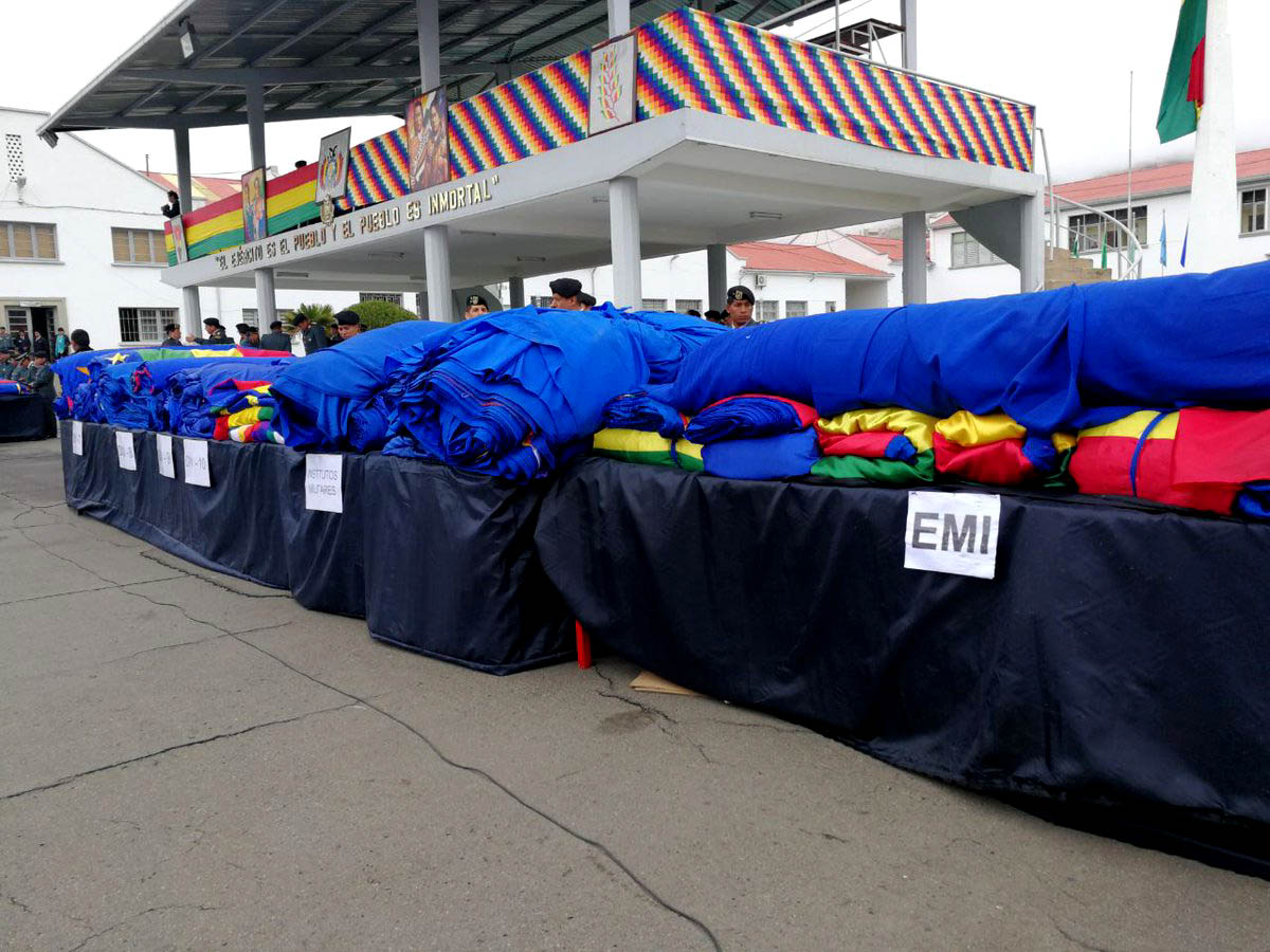 Bolivia: Ejército entrega al Ministro de Defensa bandera del mar de 17 ...